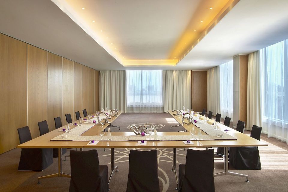 Layout Ruang Rapat Bentuk U, Apa Manfaatnya? - RUANGPEDIA